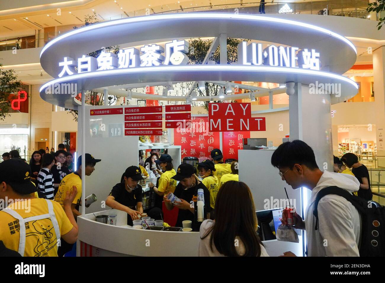 Customers queue up to buy drinks at a pop-up milk tea store of China's ...