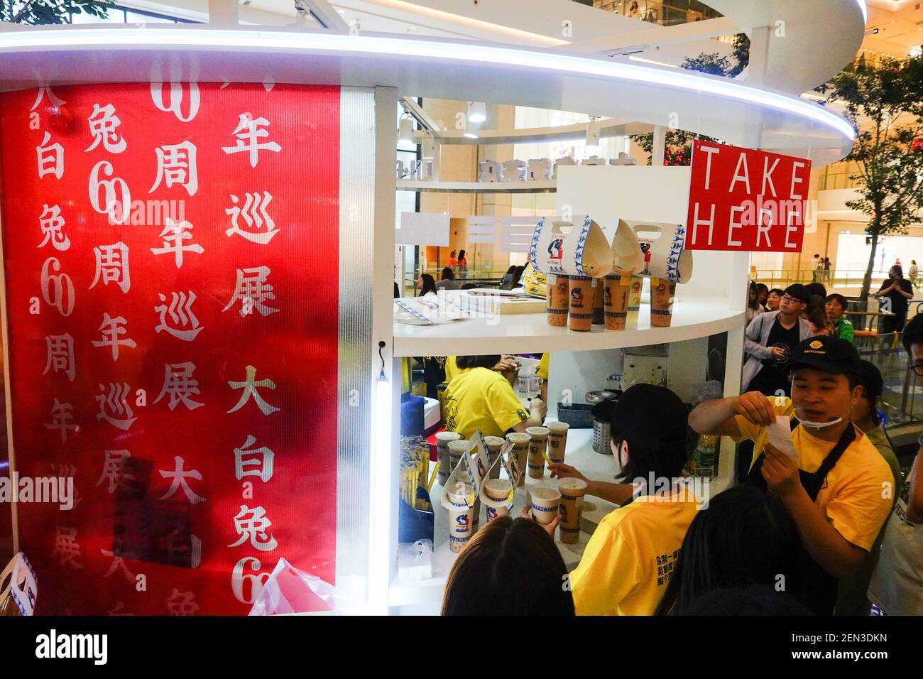 Customers queue up to buy drinks at a pop-up milk tea store of China's ...