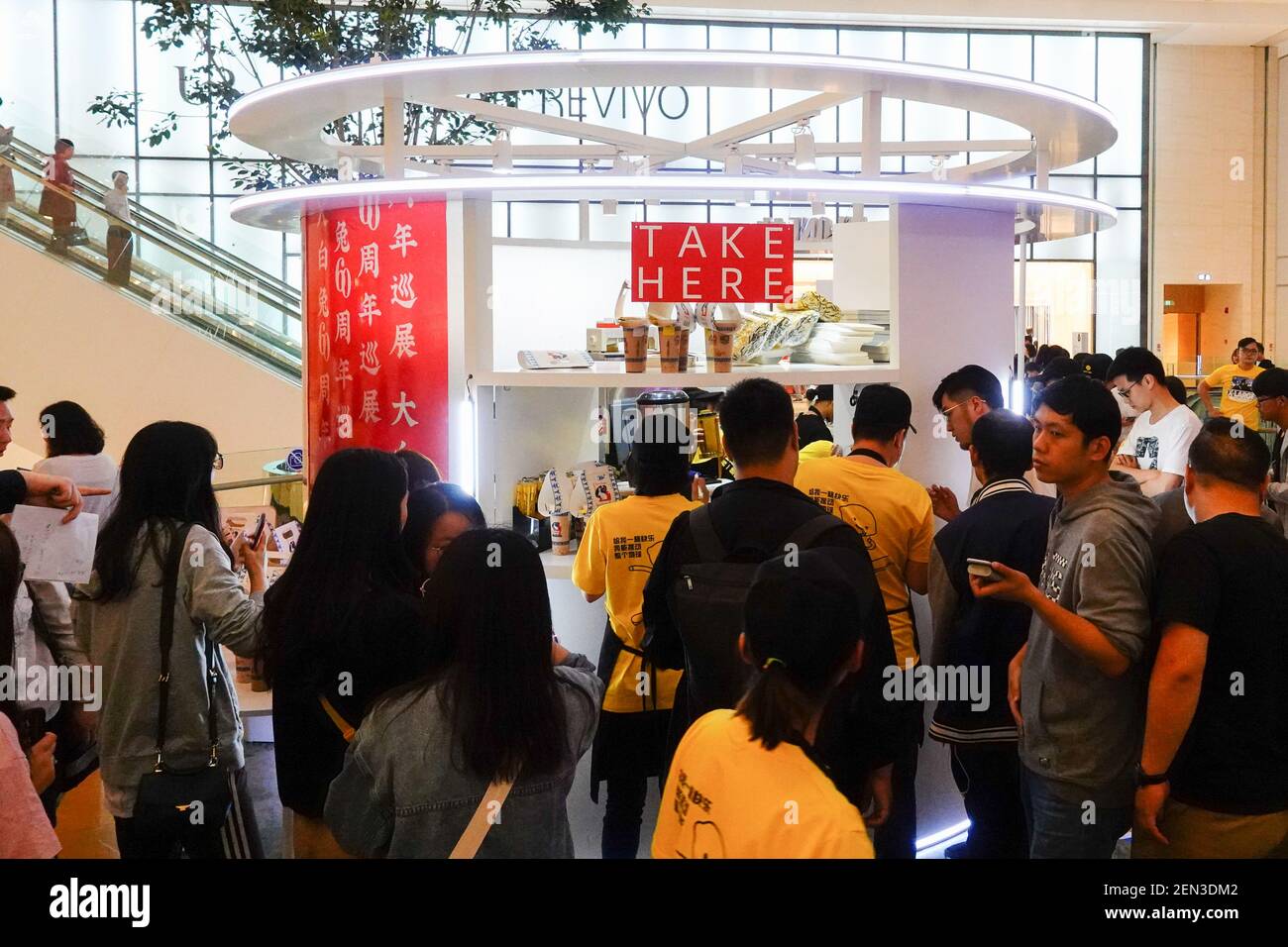 Customers queue up to buy drinks at a pop-up milk tea store of China's ...