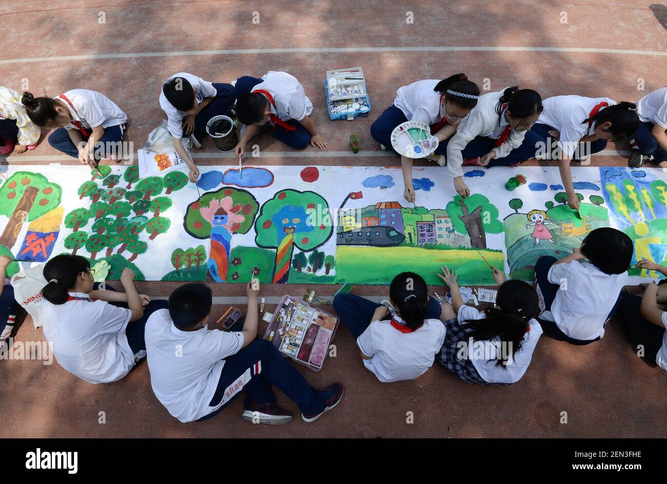 Handan, CHINA-Kids draw a 100-meter-long painting at Nanguan Primary ...