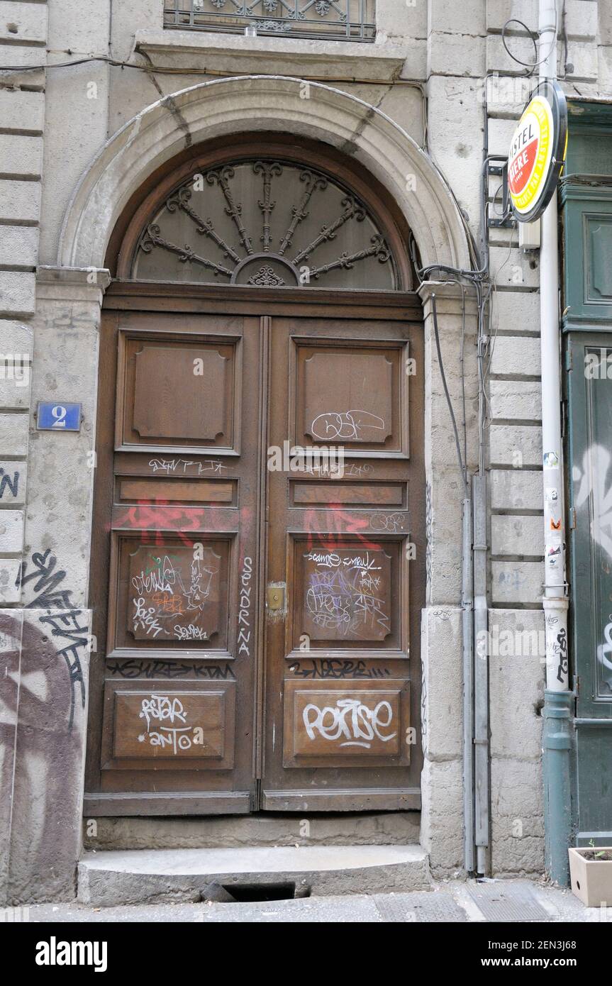 Graffiti on old wooden door Stock Photo - Alamy