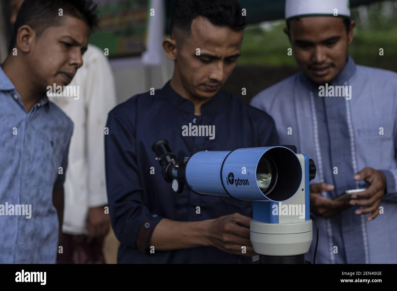 Moon using telescope hi-res stock photography and images - Alamy