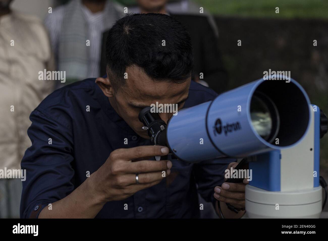 Moon using telescope hi-res stock photography and images - Alamy