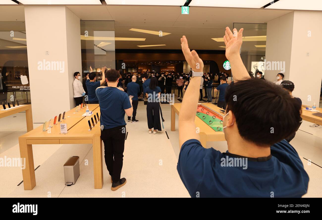 Korea, 26th Feb, 2021. Second Apple Store opens Employees welcome ...