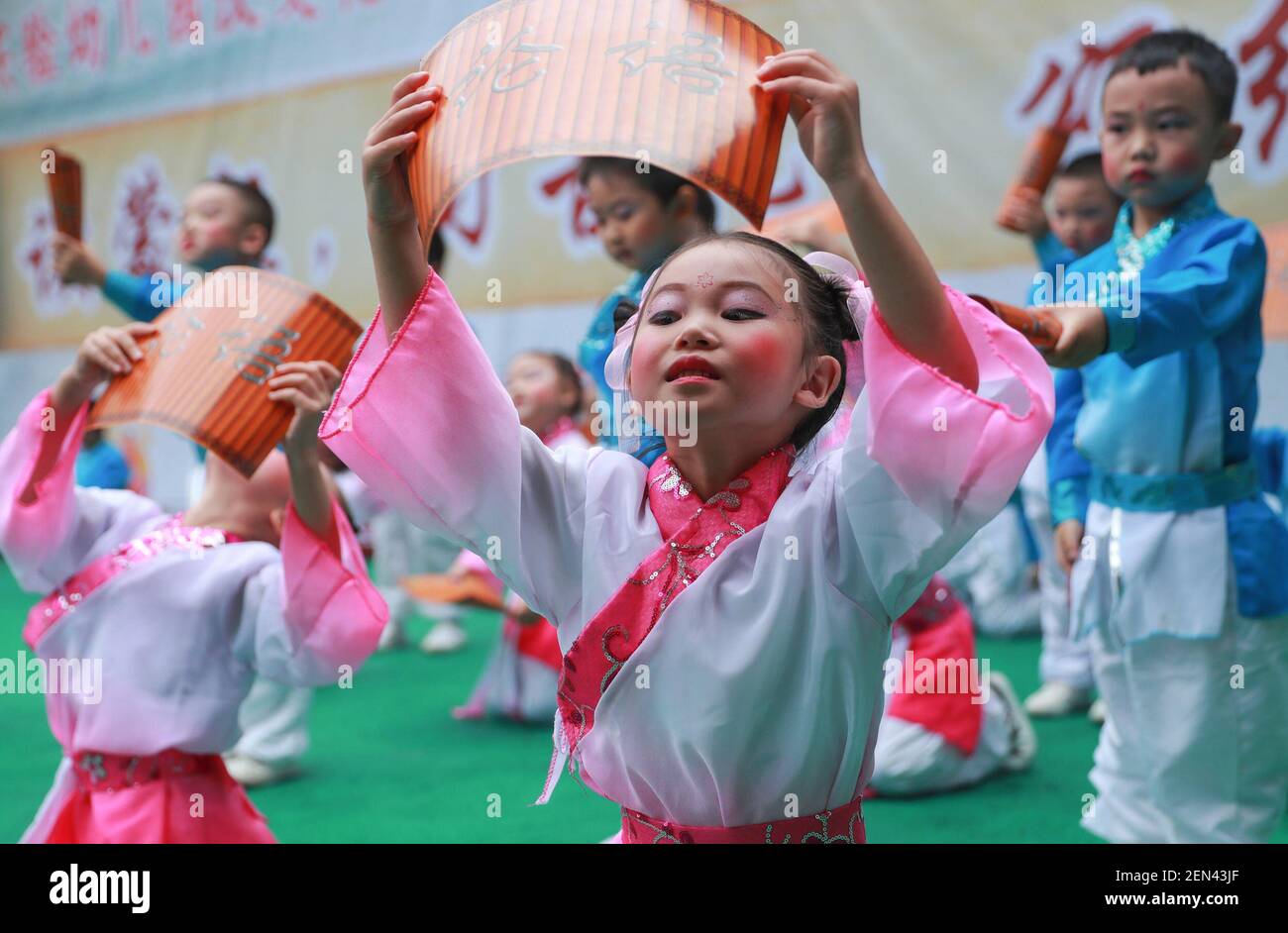 Huaying, CHINA-Kids wearing traditional Chinese clothes hanfu ...