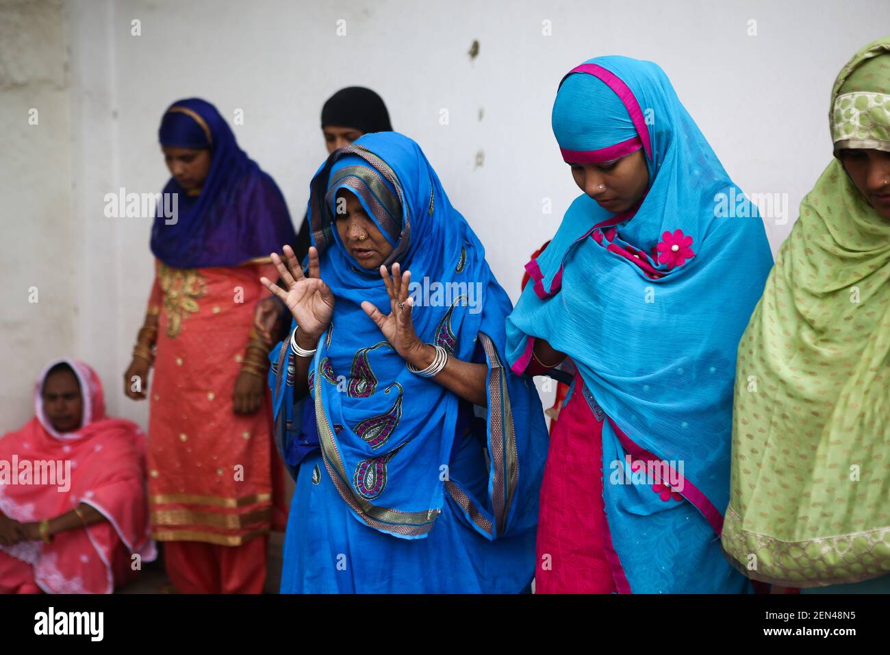 Muslim women perform Eid al-Fitr prayers at Kashmiri Jame Mosque. Eid ...