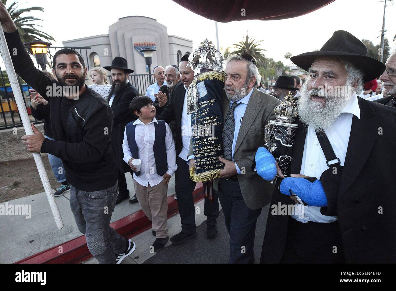 Howard Kaye, al centro, esposo de Lori Gilbert-Kaye, porta la nueva ...