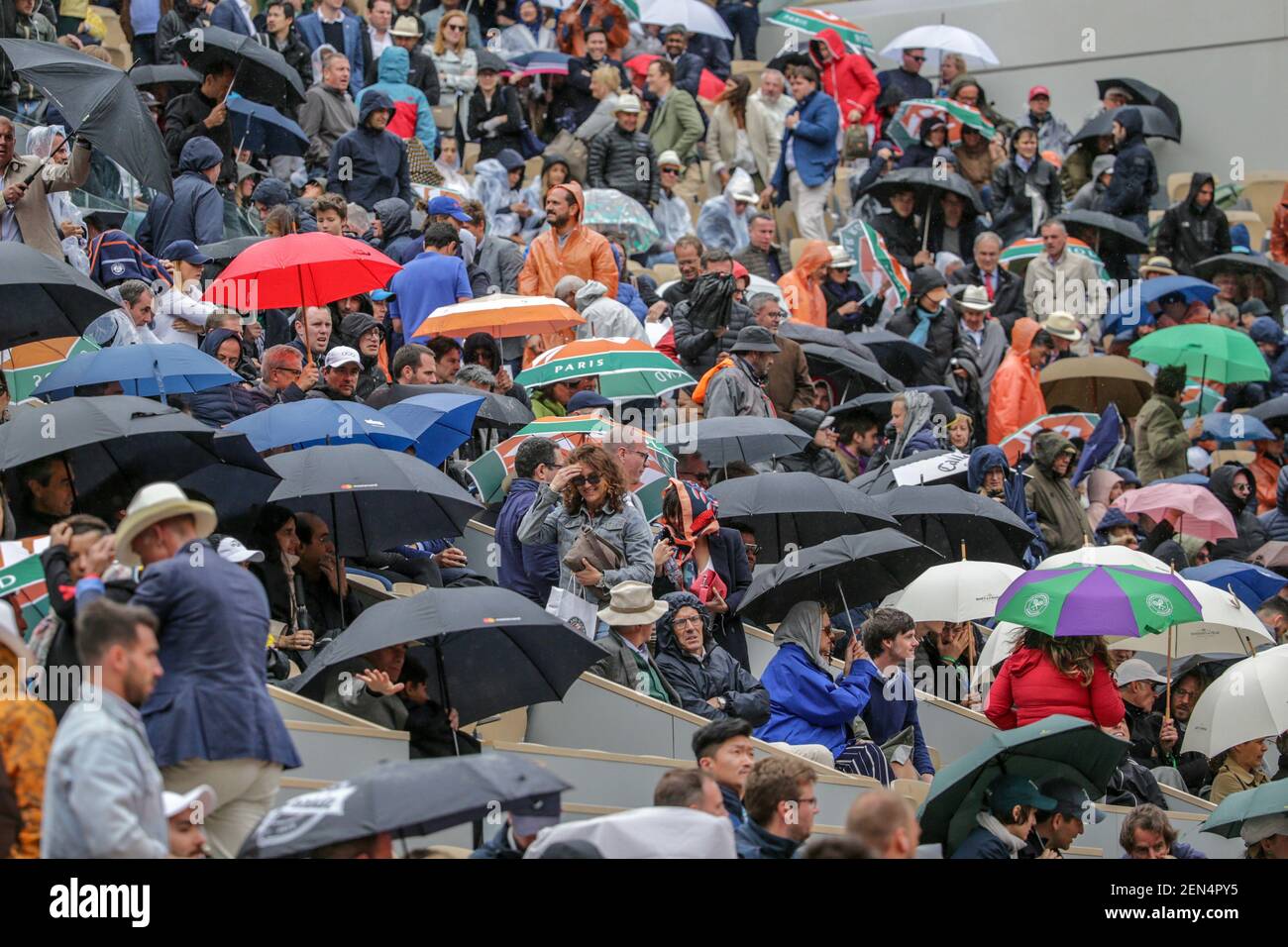 PARIS, IF - 07.06.2019: ROLAND GARROS 2019 - Rain interrupts match ...