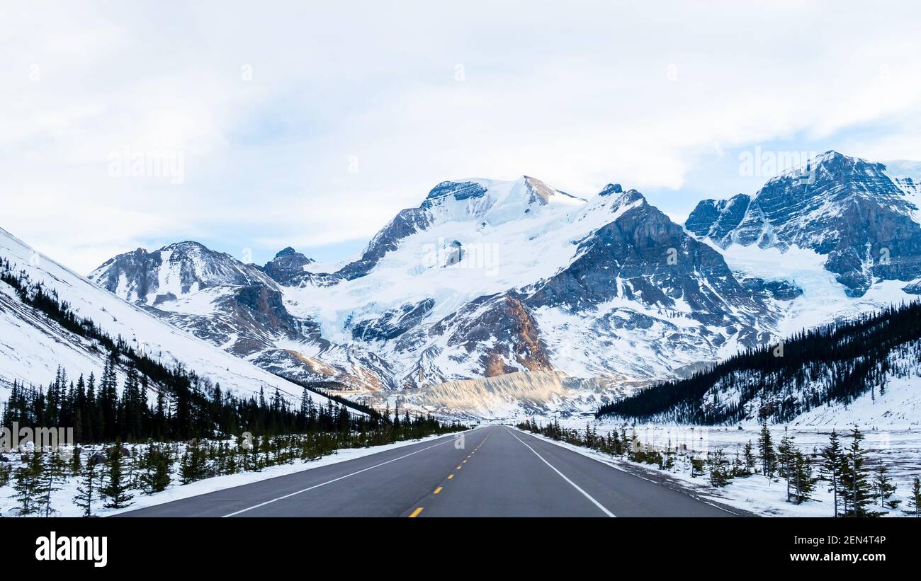 Scenic winter view of the Icefields parkway (Highway 93) in Alberta ...