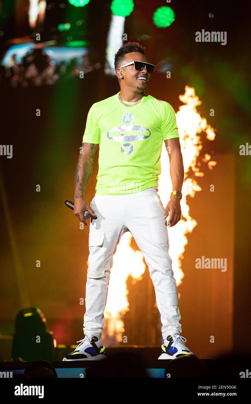 MIAMI, FL - JUNE 8: Ozuna performs during Uforia Mix Live Concert at ...
