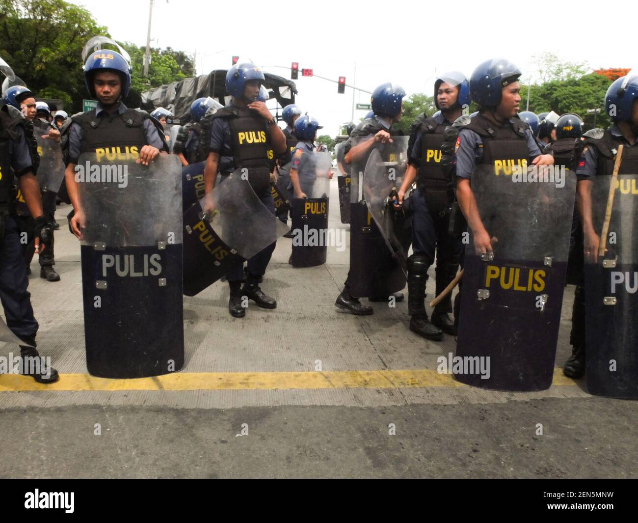 Members of the Philippine anti-riot squad of the police force wait ...