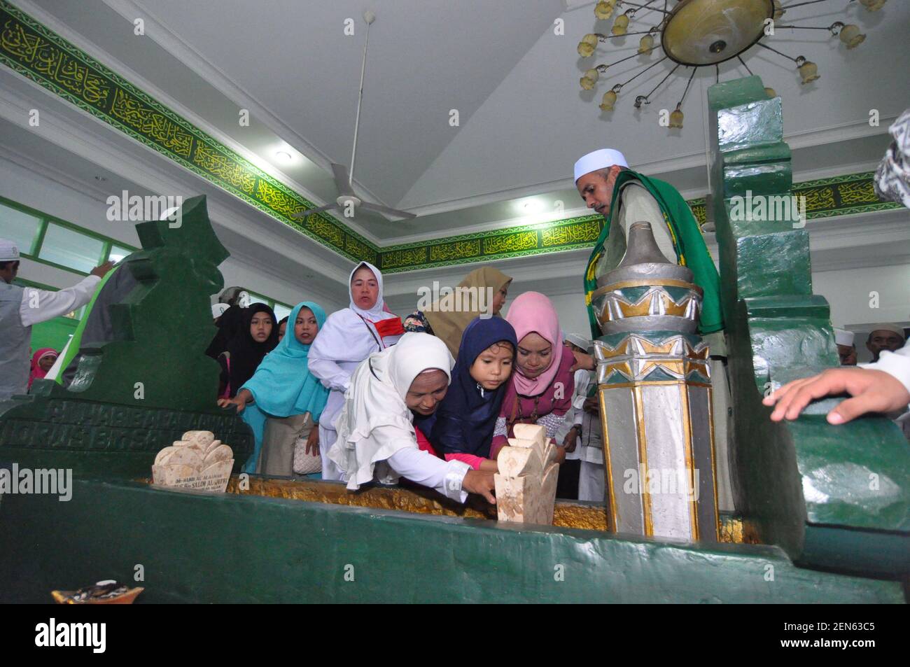 Pilgrims pray at the funeral of Guru Tua or Sayyid Idrus bin Salim ...
