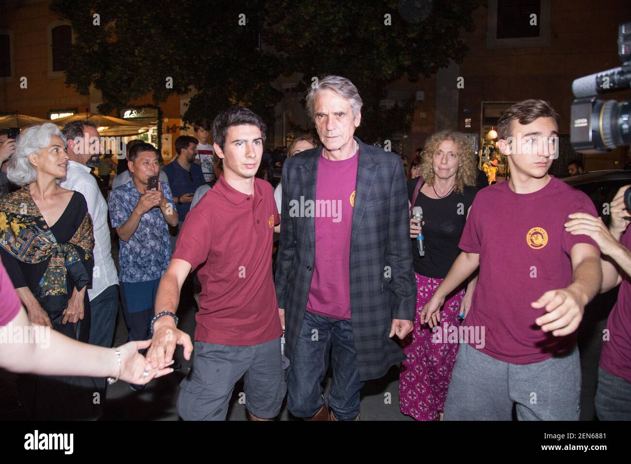 Jeremy Irons with t-shirt of Piccolo America association British actor ...