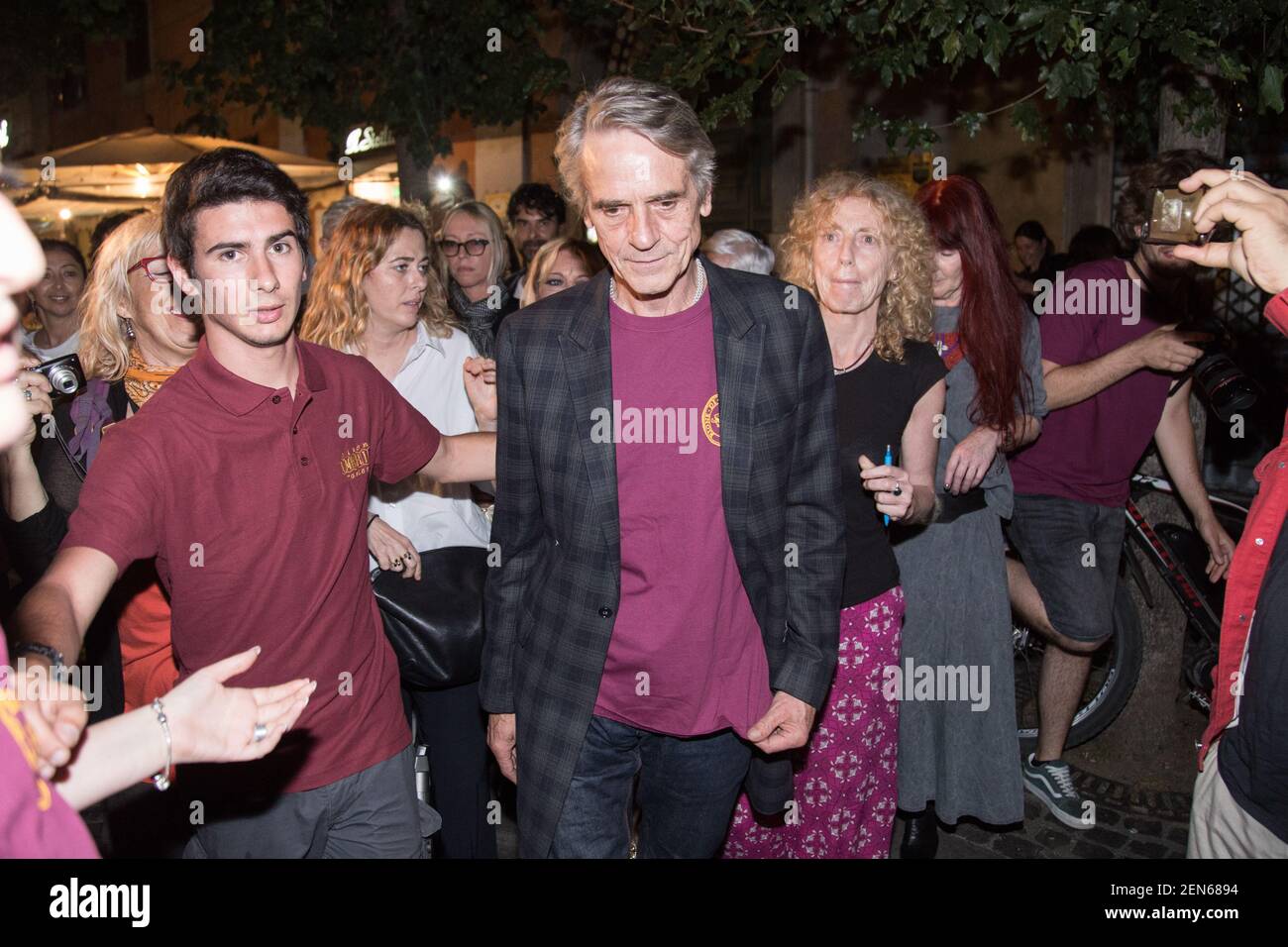 Jeremy Irons with t-shirt of Piccolo America association British actor ...