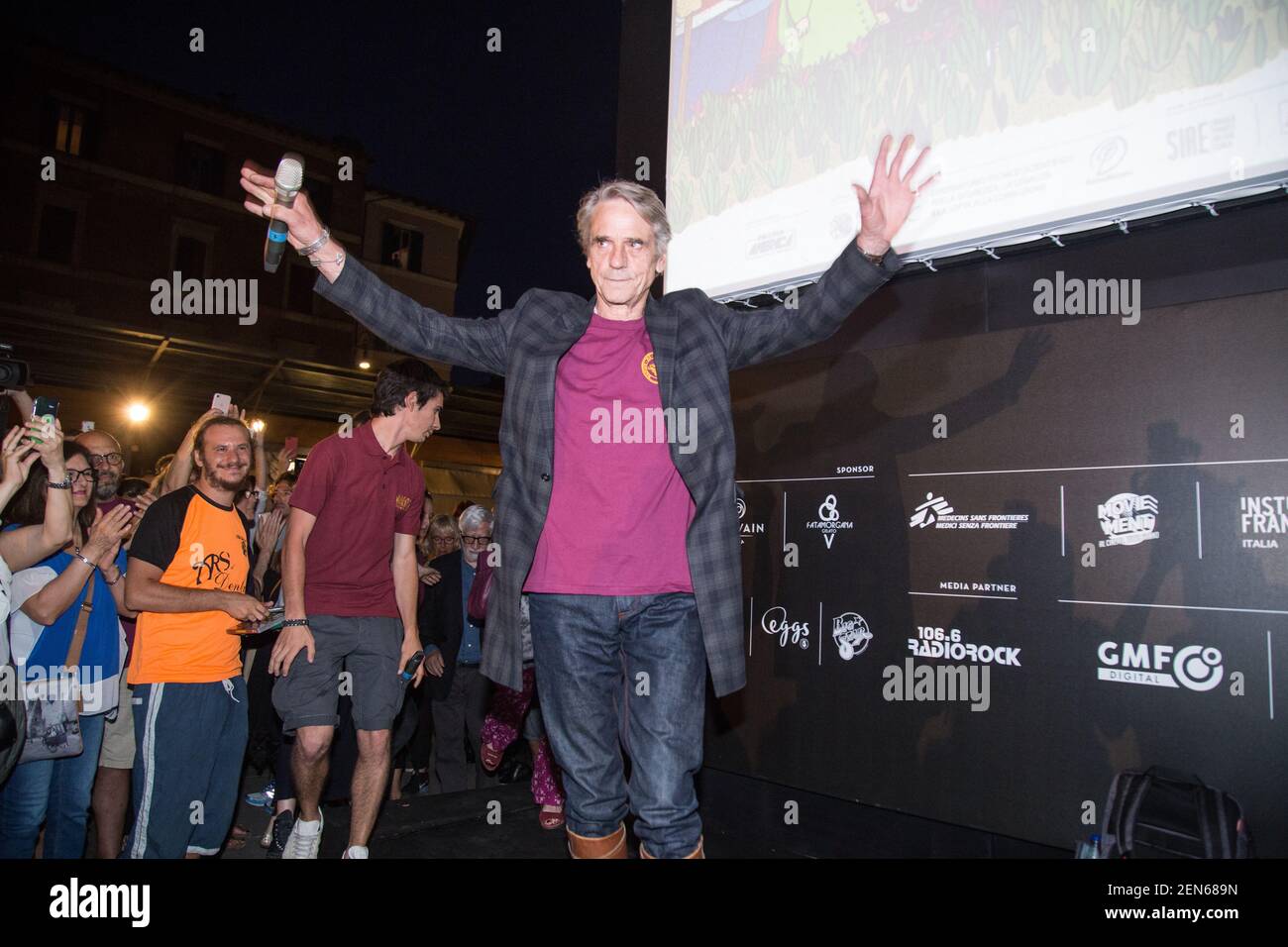 Jeremy Irons with t-shirt of Piccolo America association British actor ...