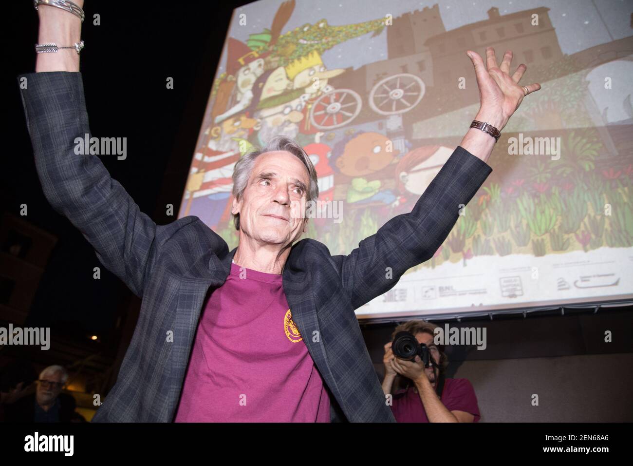 Jeremy Irons with t-shirt of Piccolo America association British actor ...