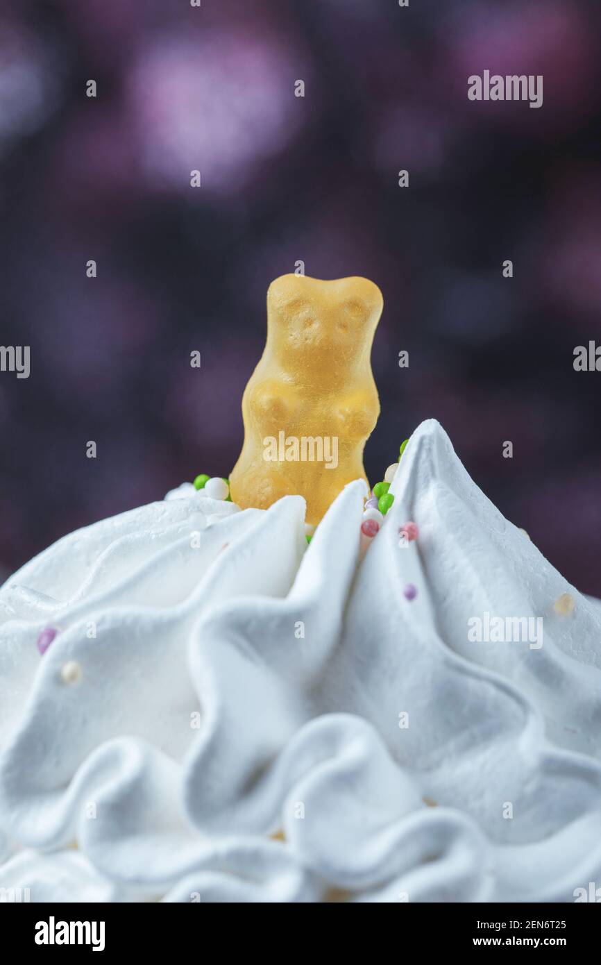 A single white isolated meringue cookie on the ground Stock Photo - Alamy