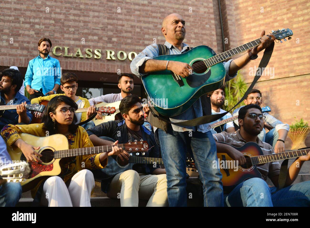 Pakistani famous Civil award Pride of Performance holder Guitarist ...