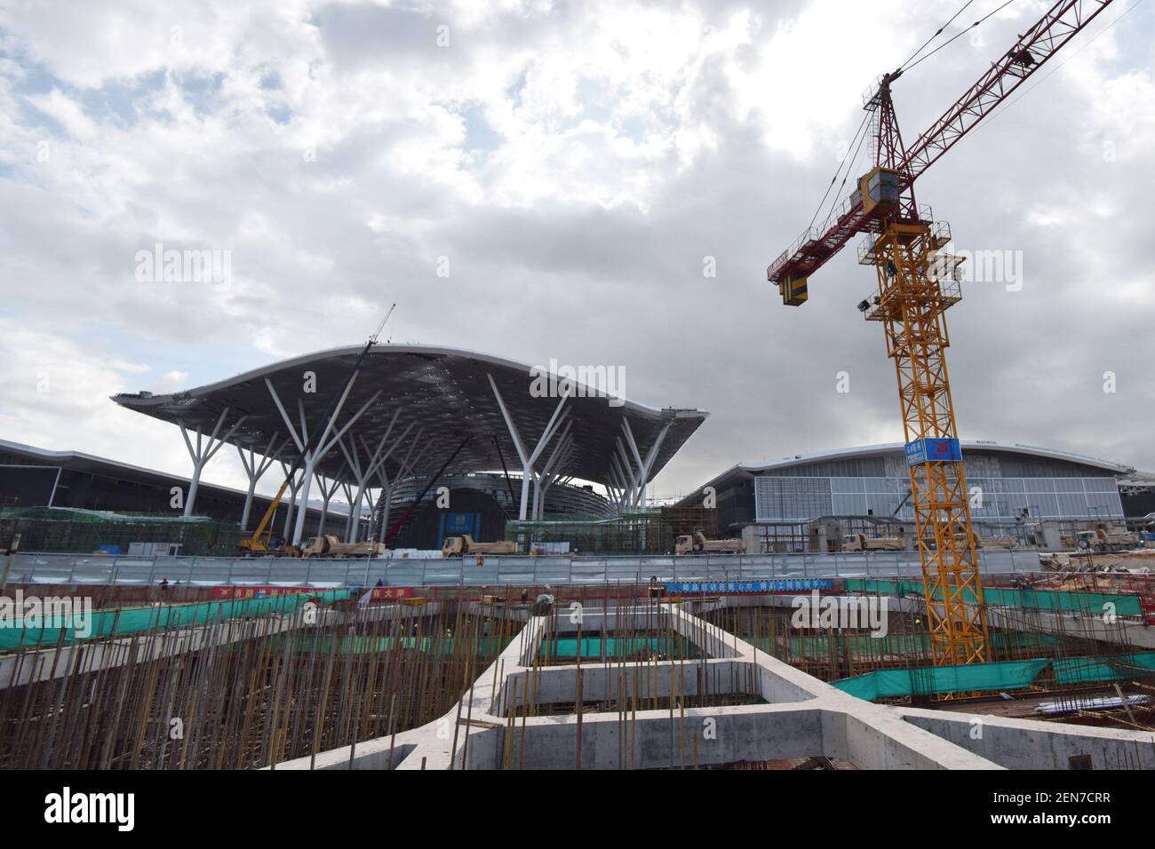 Chinese workers labor at the construction site of Shenzhen World ...