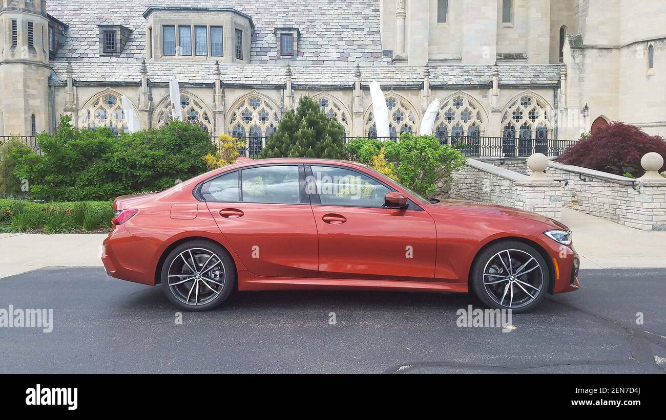 The 2019 BMW 330i sedan's sport coupe roof, long hood, and short ...