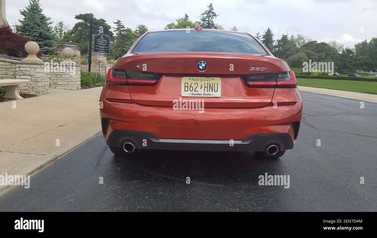 Twin pipes exhaust a 255-horsepower turbo-4 in the 2019 BMW 330i. But ...