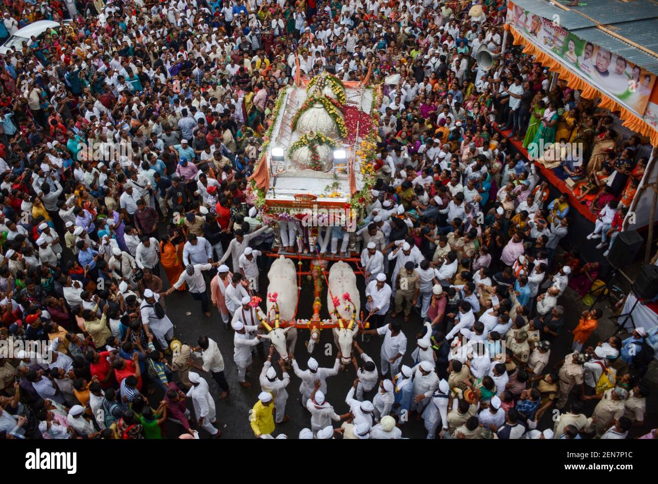 PUNE, INDIA - JUNE 26: Devotees participate in Dnyaneshwar Maharaj ...