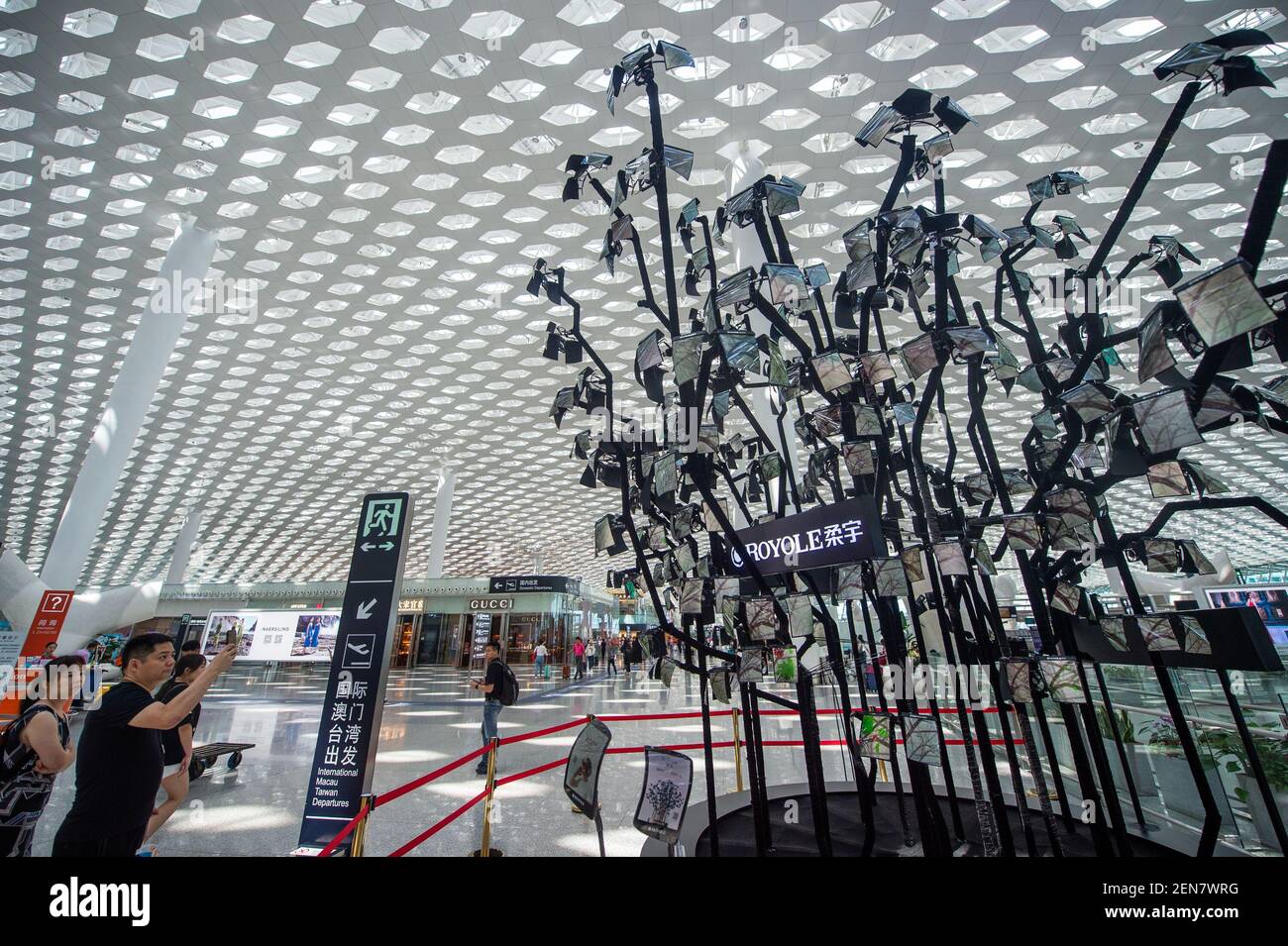 400 foldable devices launched by Royole Corp, a manufacturer of ...