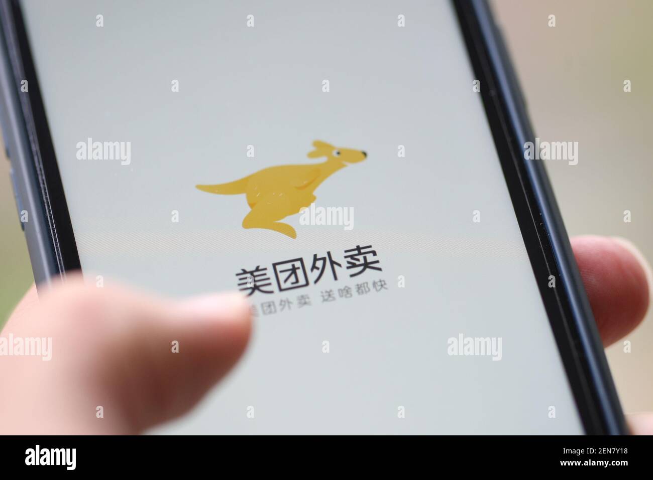 --FILE--A netizen browses the mobile app of food delivery giant Meituan ...