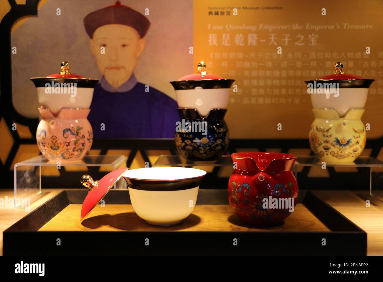 Customers view the artworks from National Palace Museum Collection ...