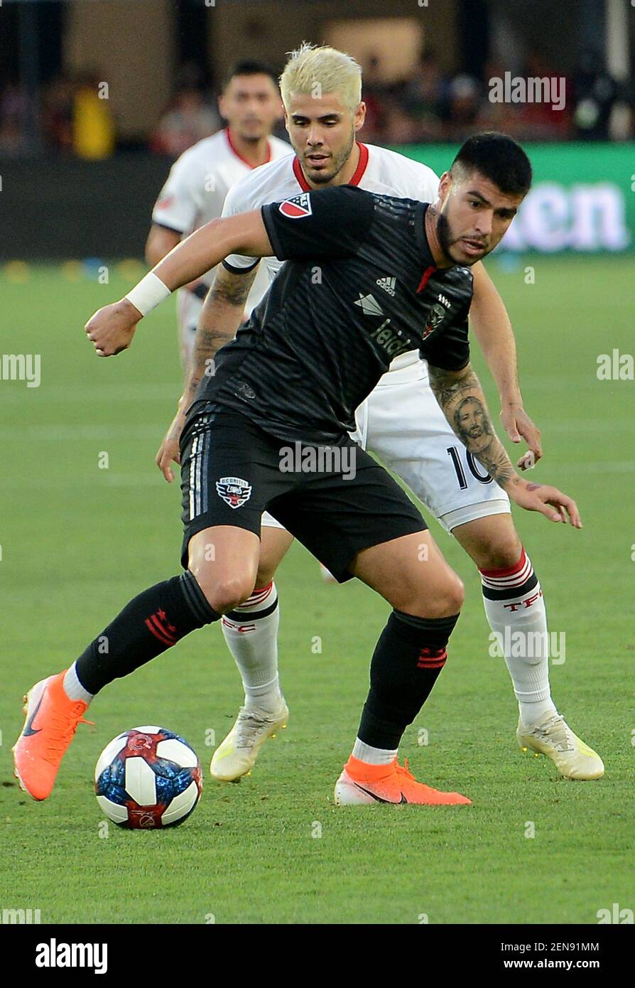 D.C. United midfielder Ulises Segura (8) works the ball against Toronto ...