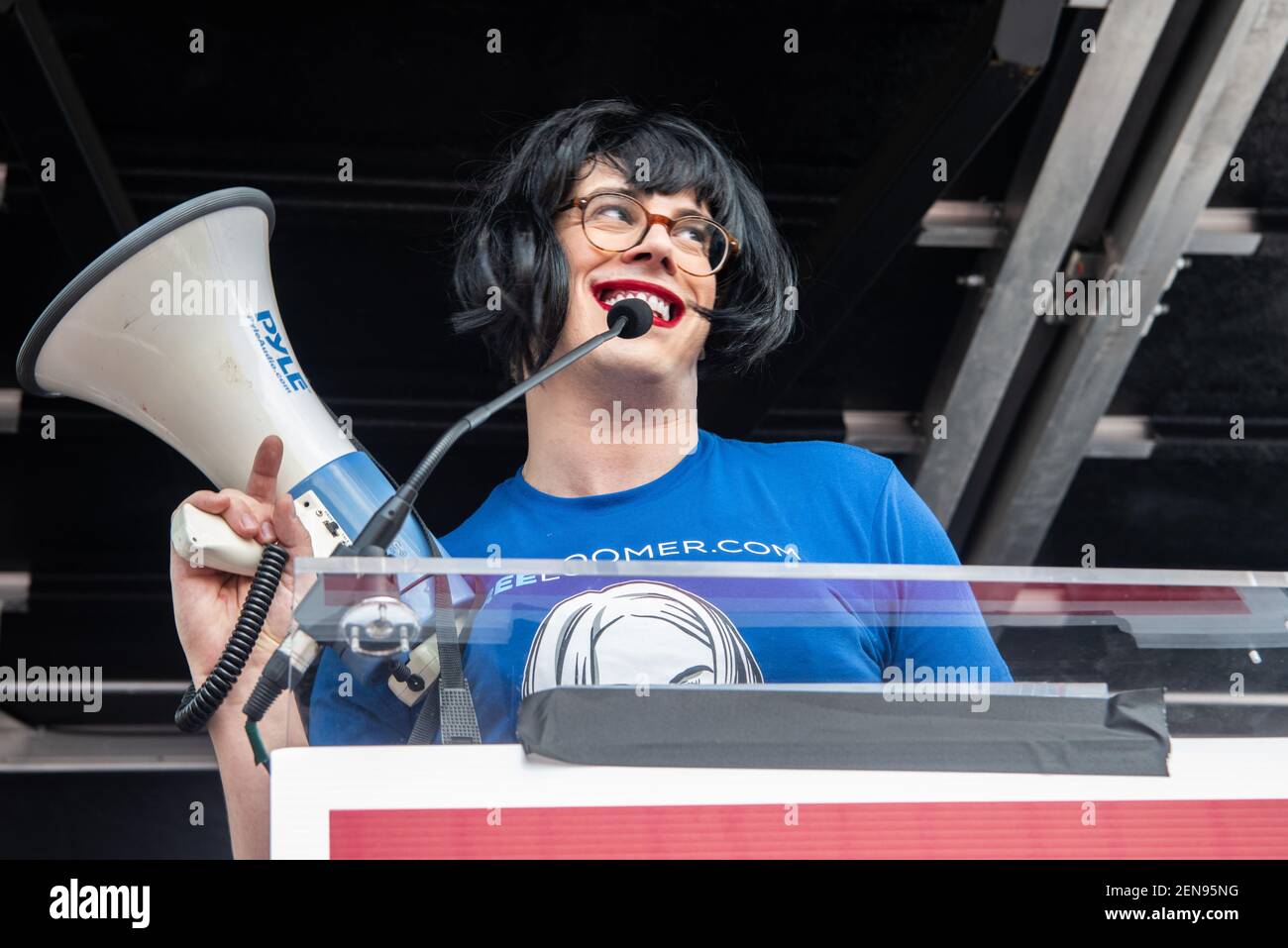 Milo Yiannopoulos impersonating and roasting Laura Loomer. Claiming ...