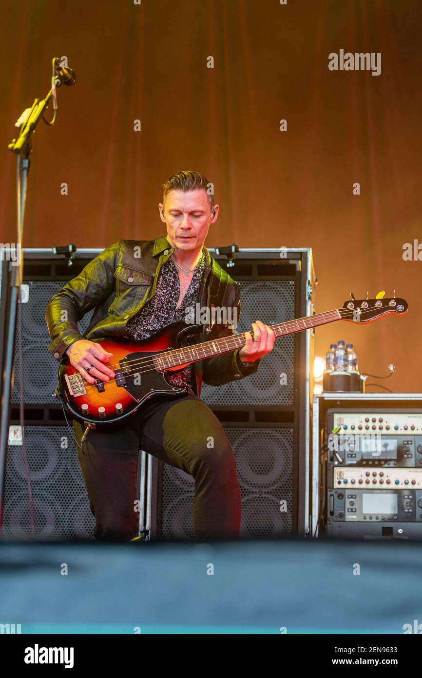 Richard Jones from Welsh Rock band Stereophonics performs on stage in ...