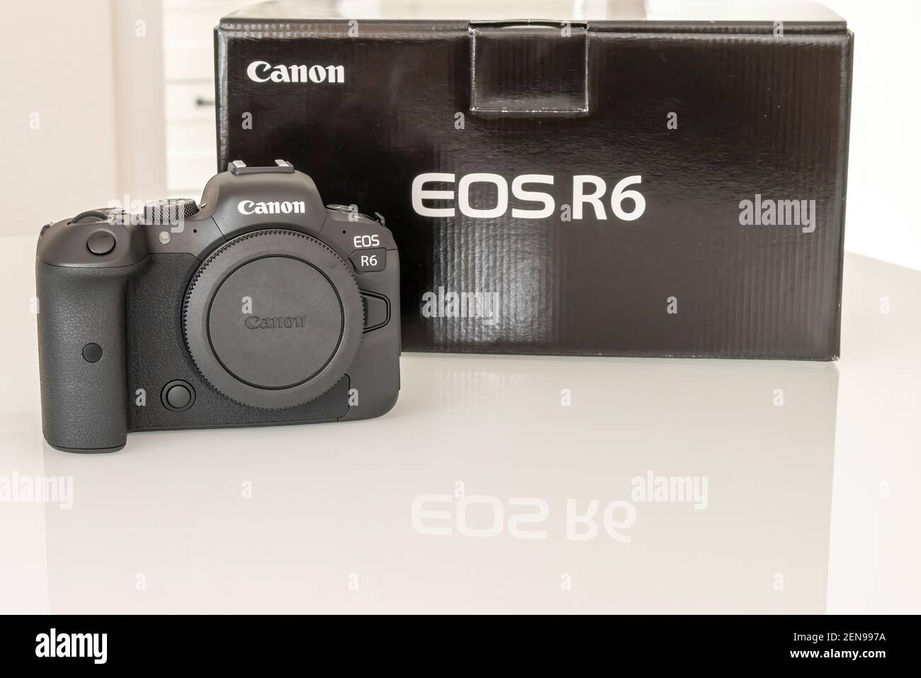 Eos r6 box hi-res stock photography and images - Alamy