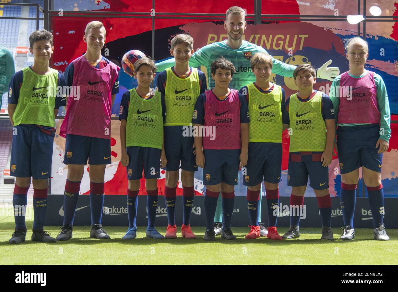 Norberto Murara Neto with chilares during his presentation as FC ...