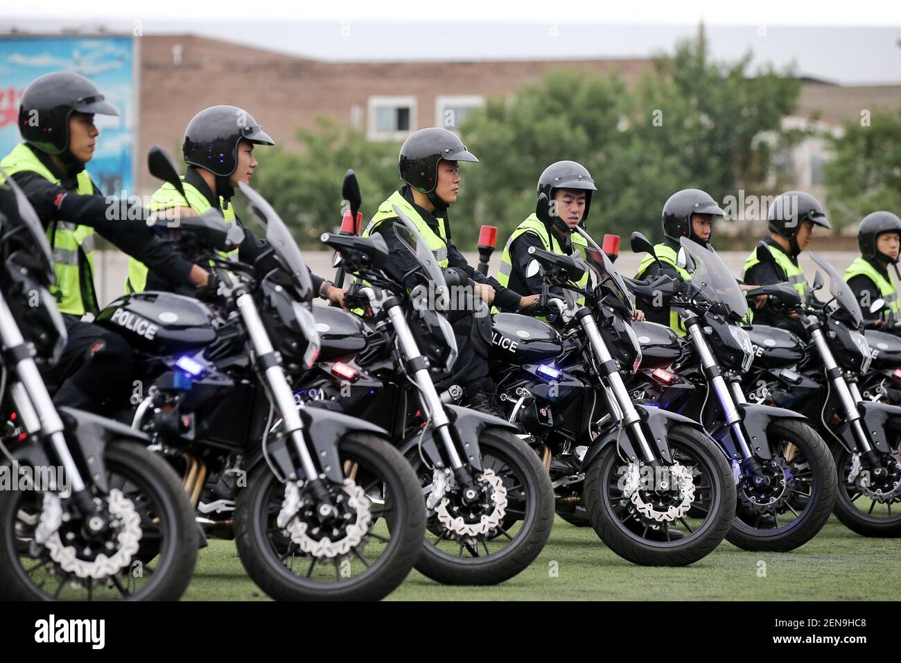 Chinese SWAT police officers take part in a four-day anti-terrorism ...