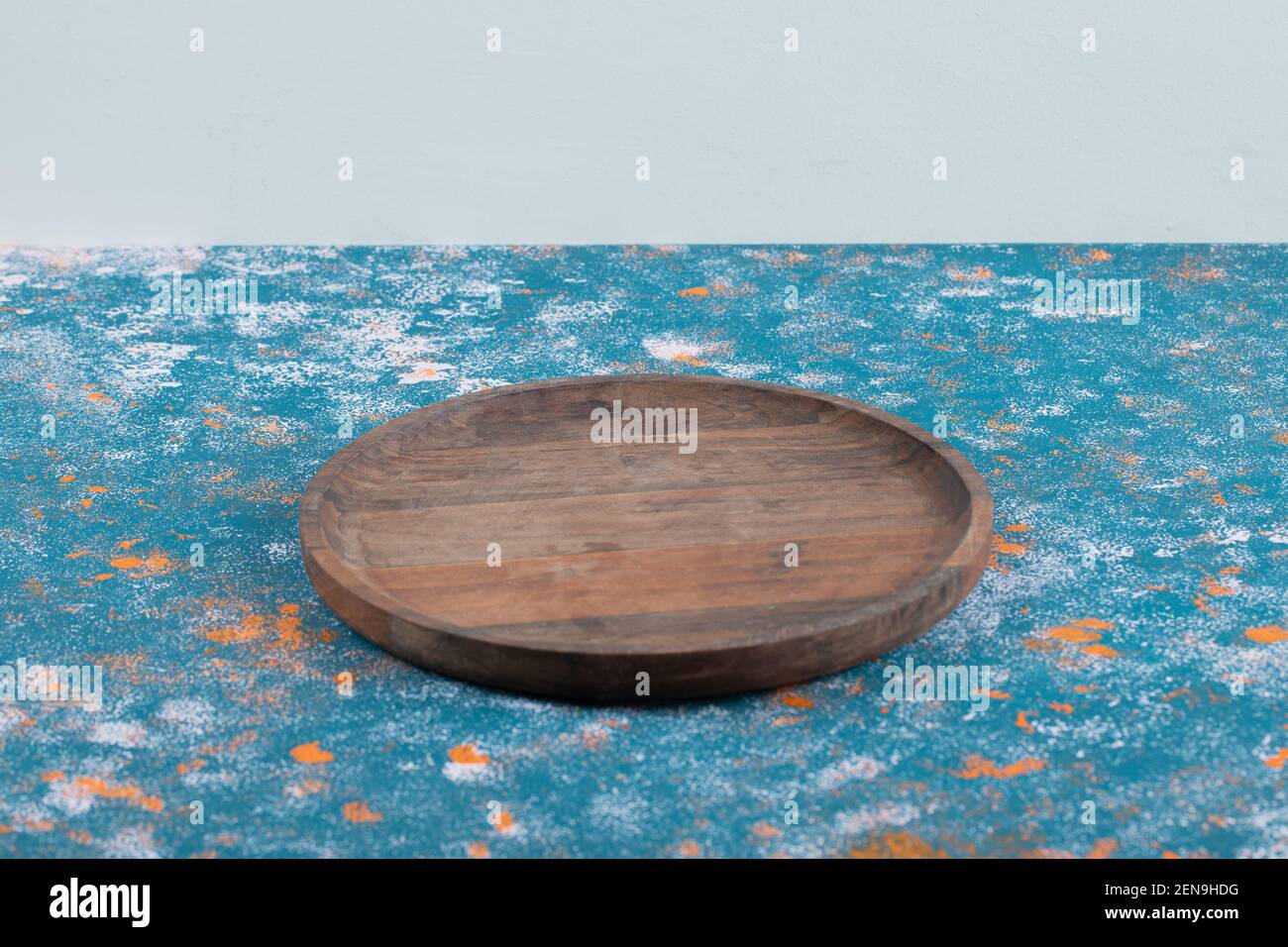 Circle cutting board made from oak tree Stock Photo - Alamy