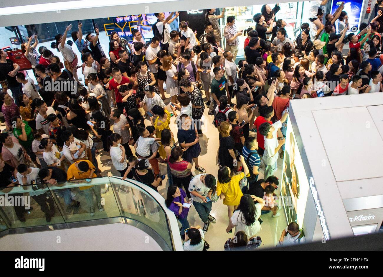 Chinese fans crowd a shopping mall for Hong Kong singer and actor Andy ...