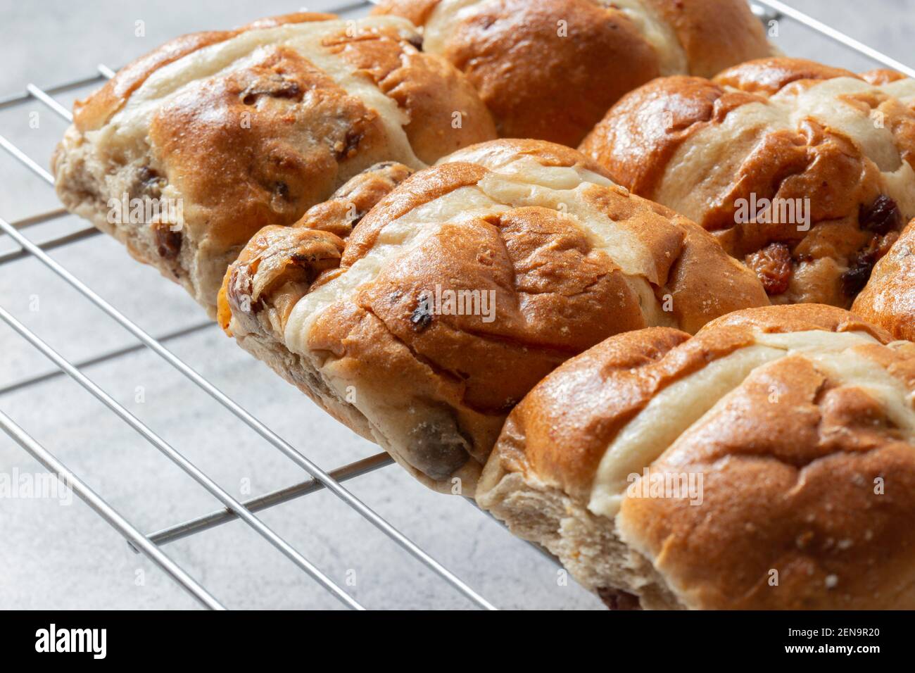 Freshly baked hot cross buns on a metal cooling rack. Easter food ...