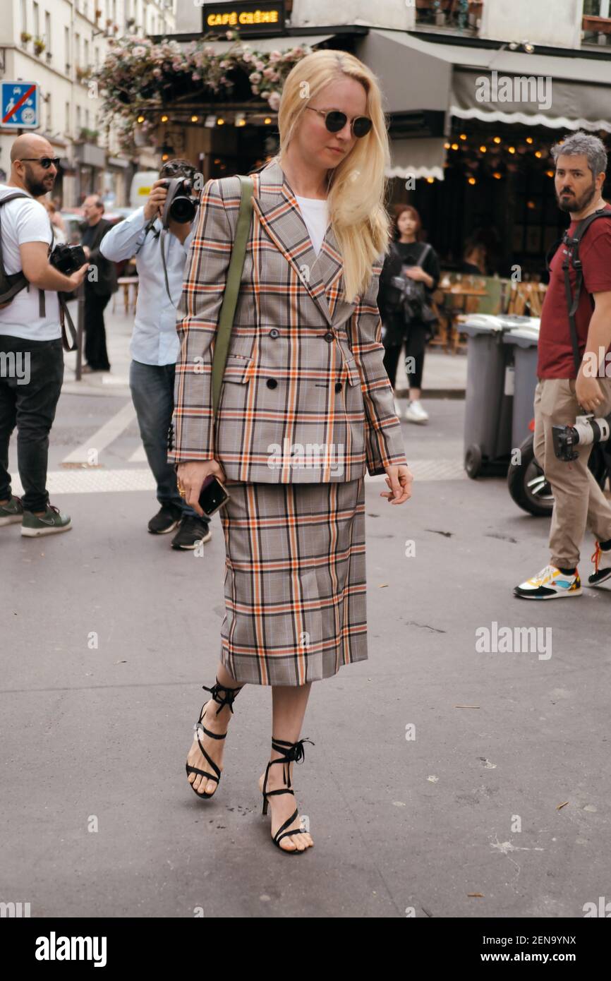 Trendy women and men pose for street snap during the Paris Fashion Week ...