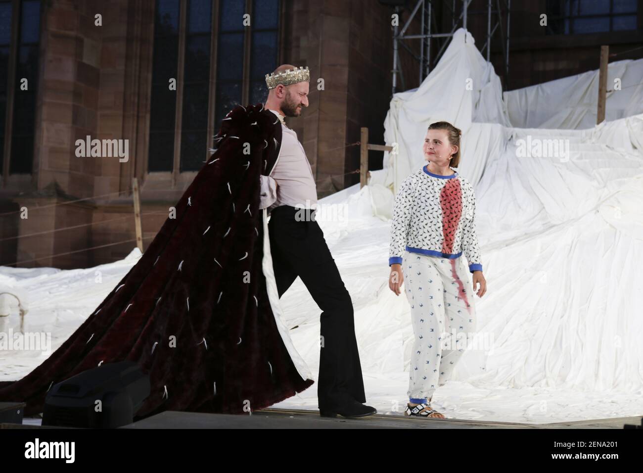 Actors Moritz Grove (as King Gunther) (left) and Lisa Hrdina (as ...