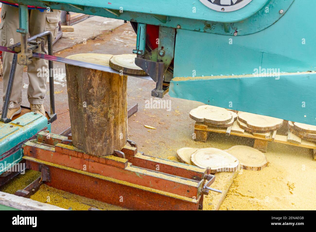 Using band saw hi-res stock photography and images - Alamy