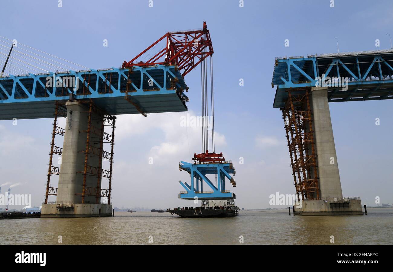 The world's longest cable-stayed bridge, the Hutong (Shanghai-Nantong ...