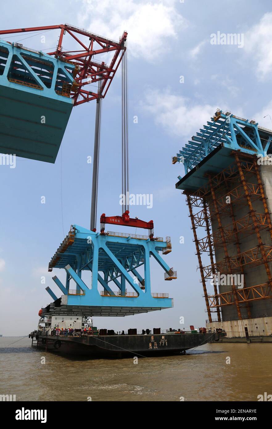 The world's longest cable-stayed bridge, the Hutong (Shanghai-Nantong ...