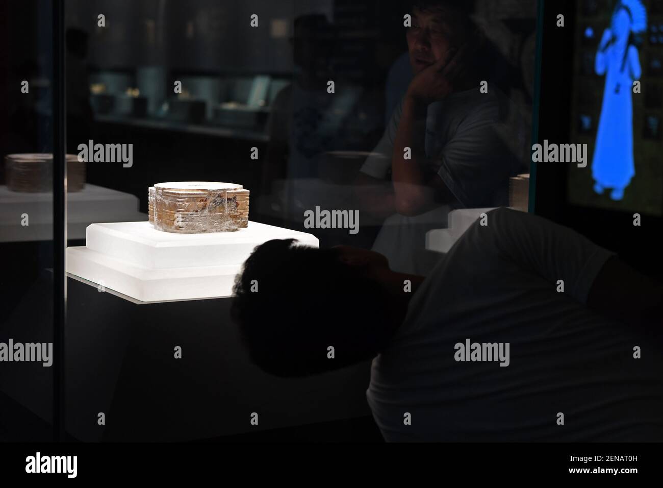 Visitors view jade objects unearthed from world heritage "Liangzhu City ...