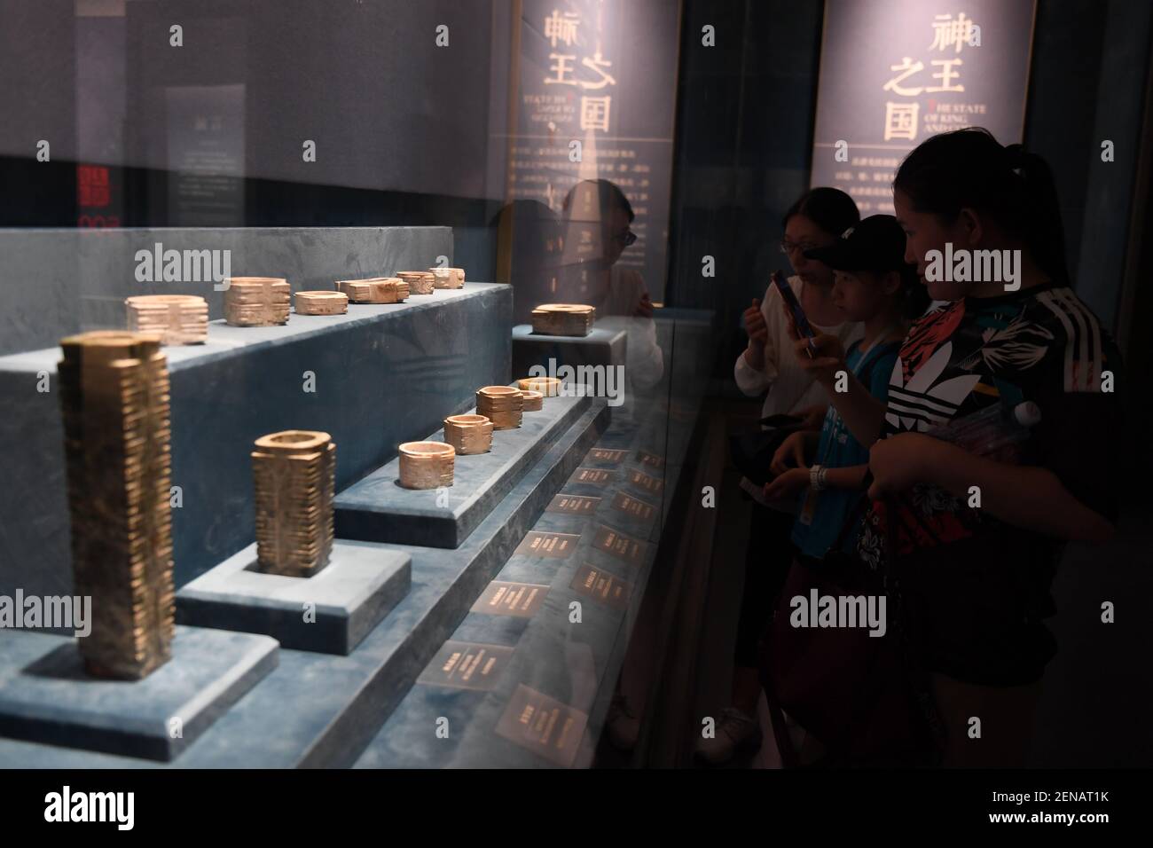 Visitors view jade objects unearthed from world heritage "Liangzhu City ...