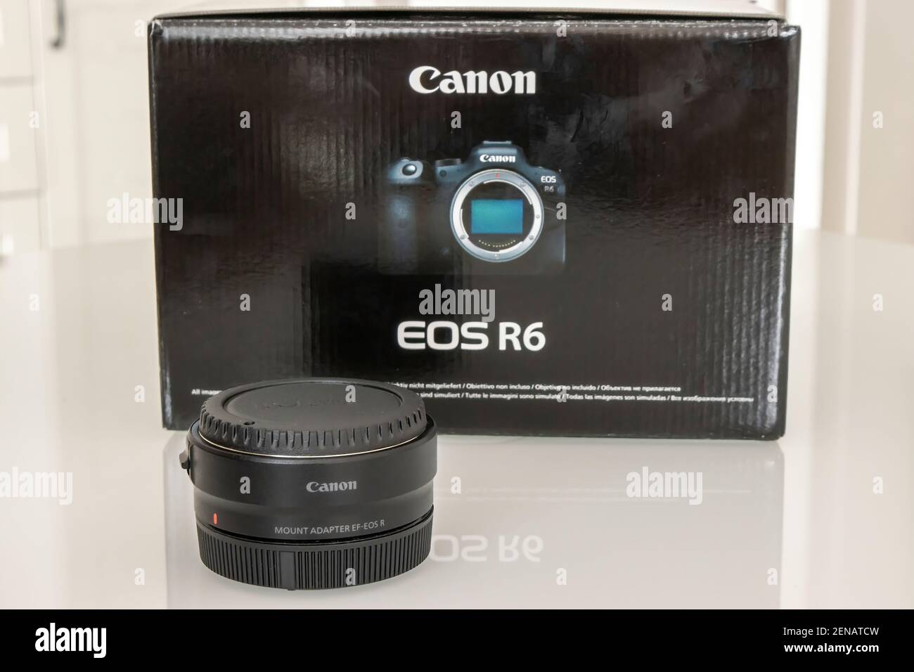 Canon eos r6 camera hi-res stock photography and images - Alamy