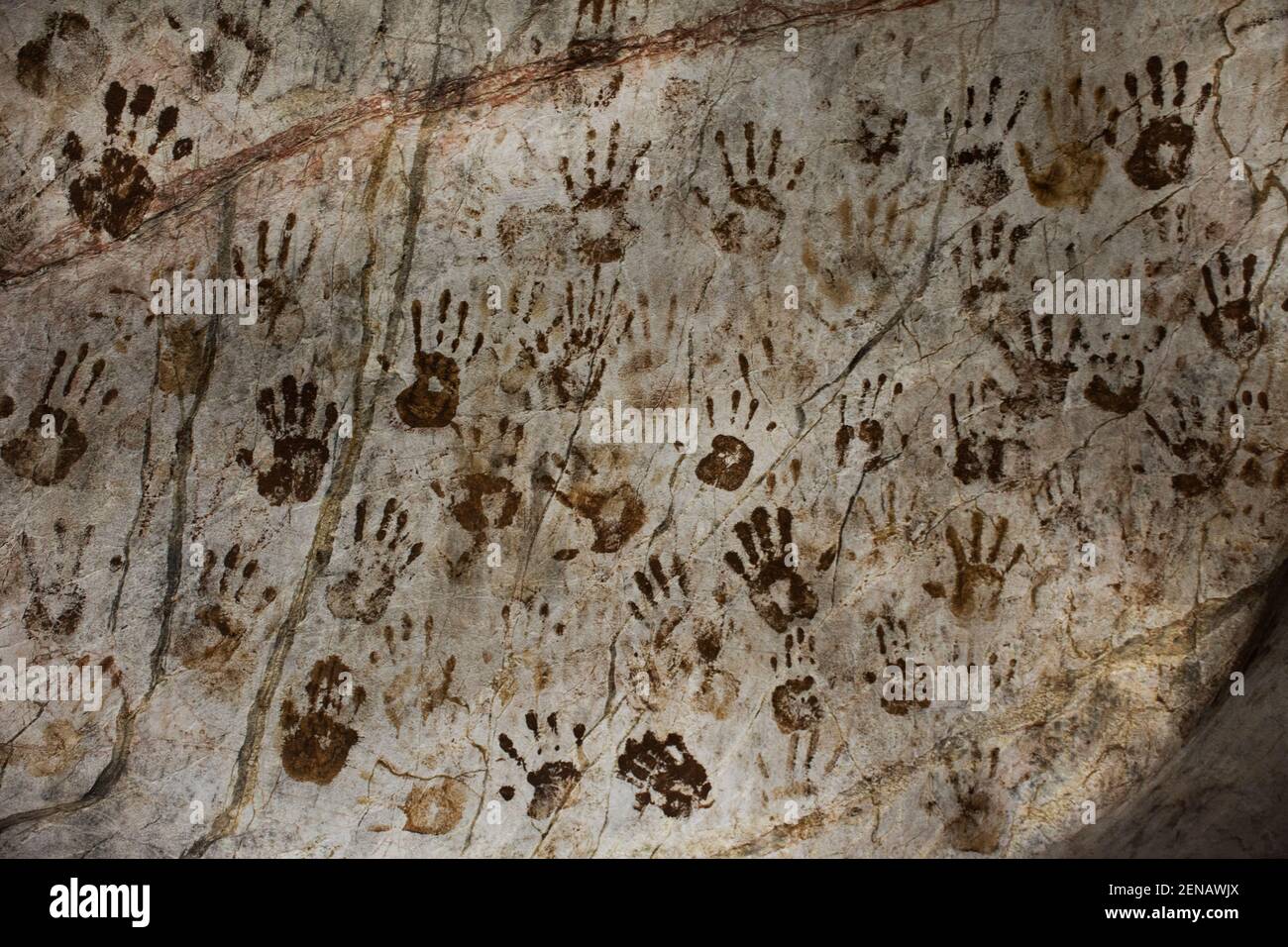 Hand print cave painting hi-res stock photography and images - Alamy