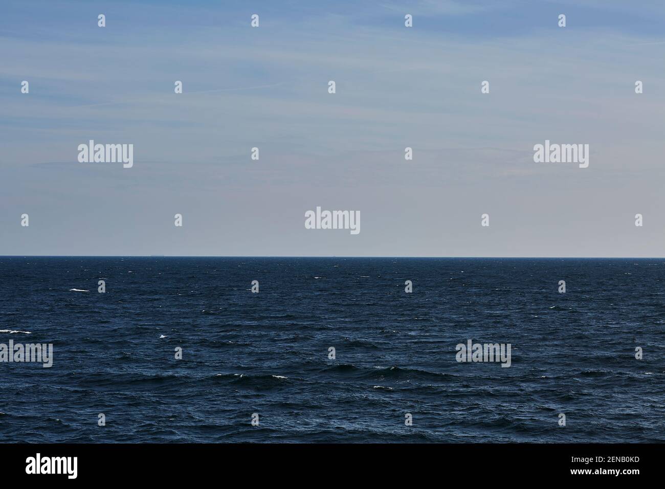 The blue ocean and sky fading together Stock Photo - Alamy