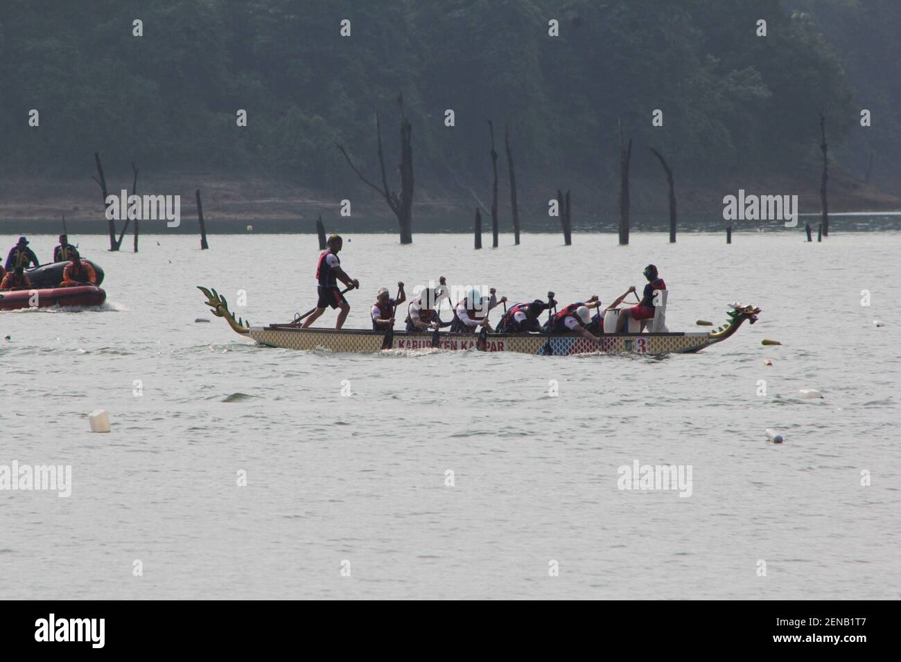 Rowing athletes from various countries spur their boats when competing ...
