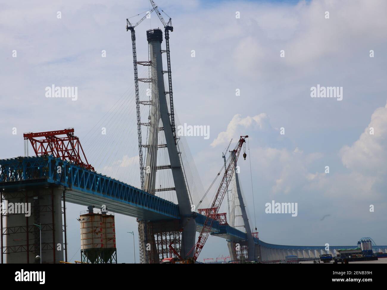 The world's longest cable-stayed bridge, the Hutong (Shanghai-Nantong ...